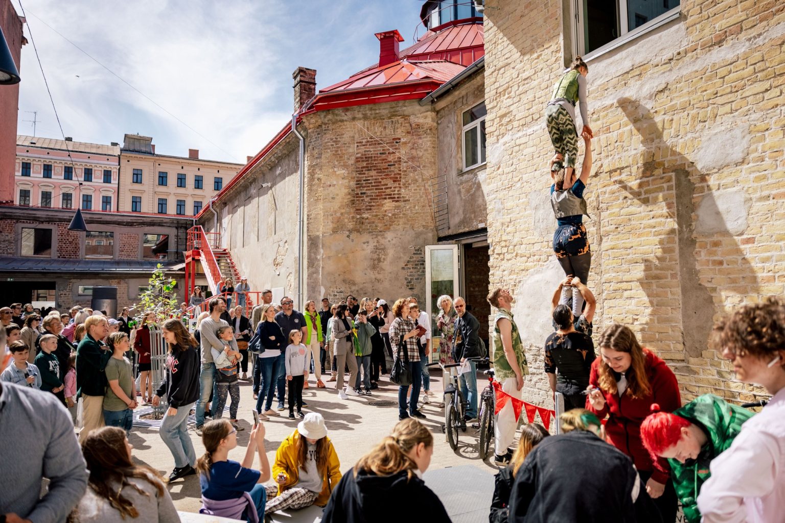 Cerība ir? Par laikmetīgā cirka izrādi “Pienene” – DANCE.LV